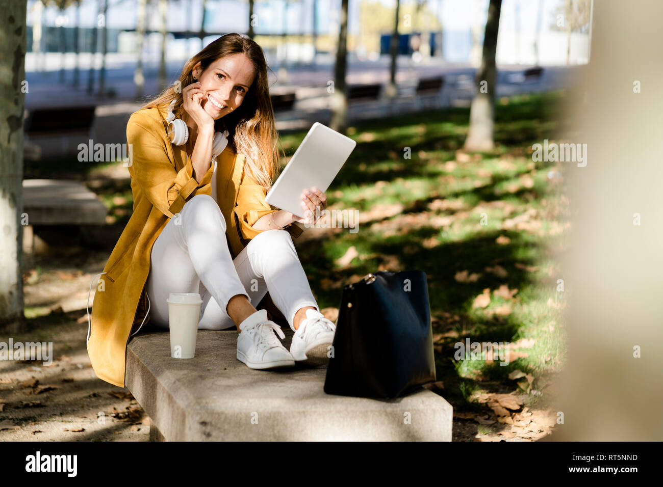 Woman in park tablet coffee hi-res stock photography and images - Alamy