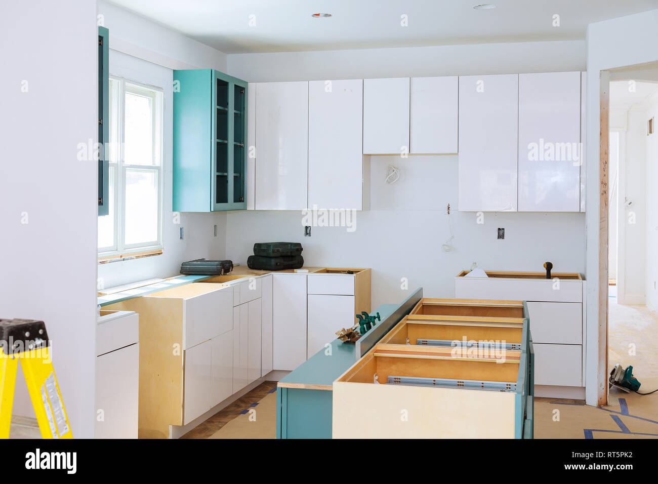 Installing new custom kitchen hi-res stock photography and images - Alamy