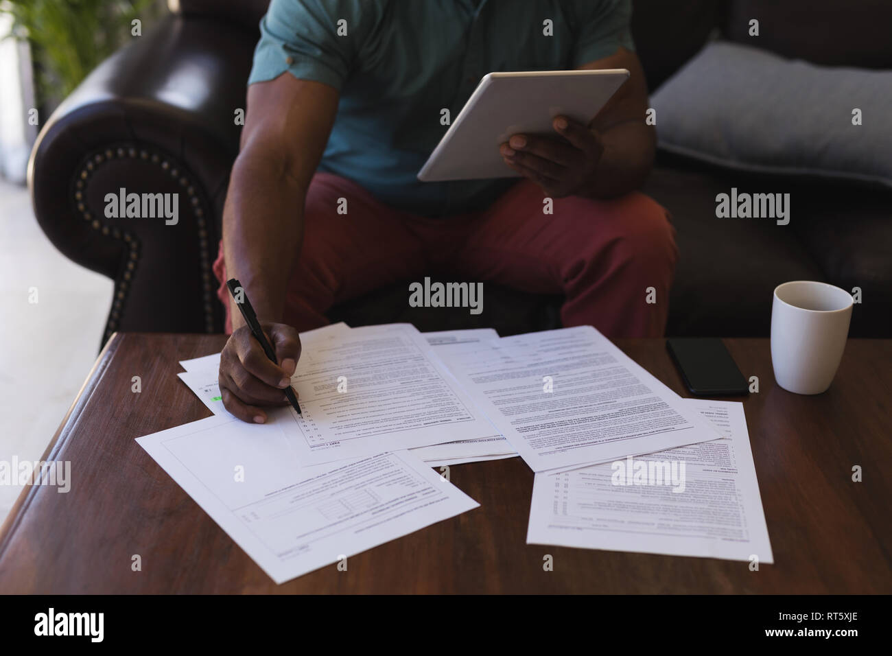 Man filling in form hi-res stock photography and images - Alamy