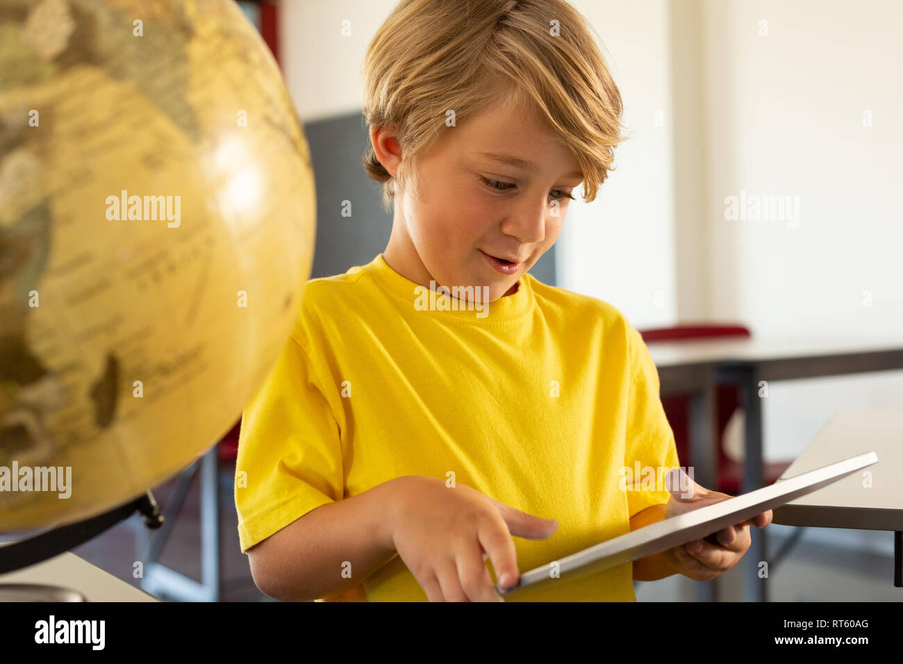 Kid in classroom reading map hi-res stock photography and images - Alamy