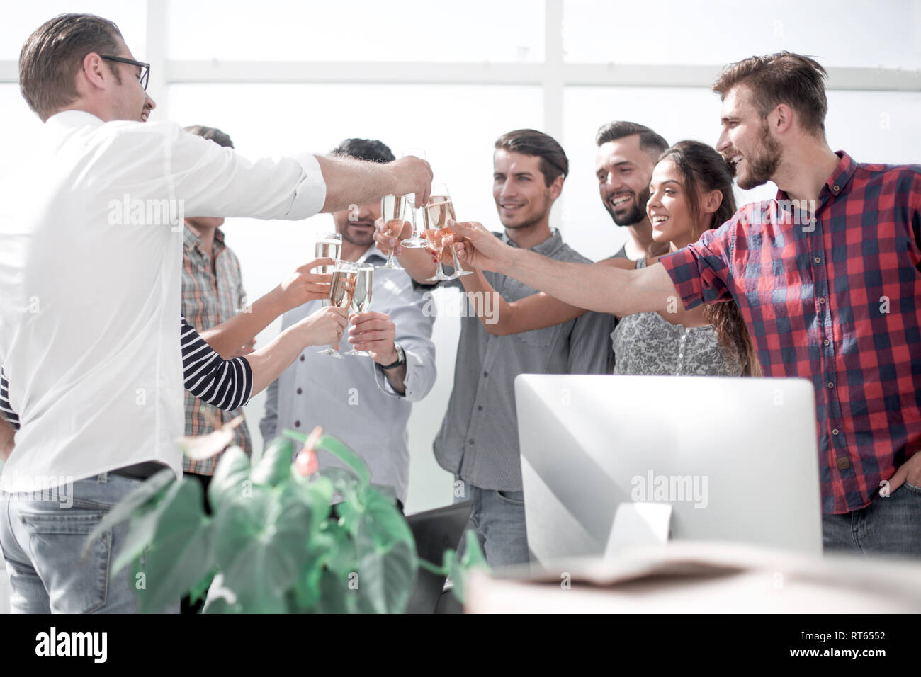 Men raising glasses hi-res stock photography and images - Alamy