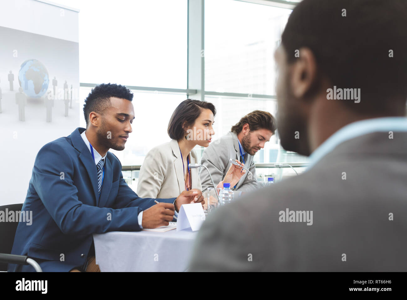 People sitting table hi-res stock photography and images - Alamy