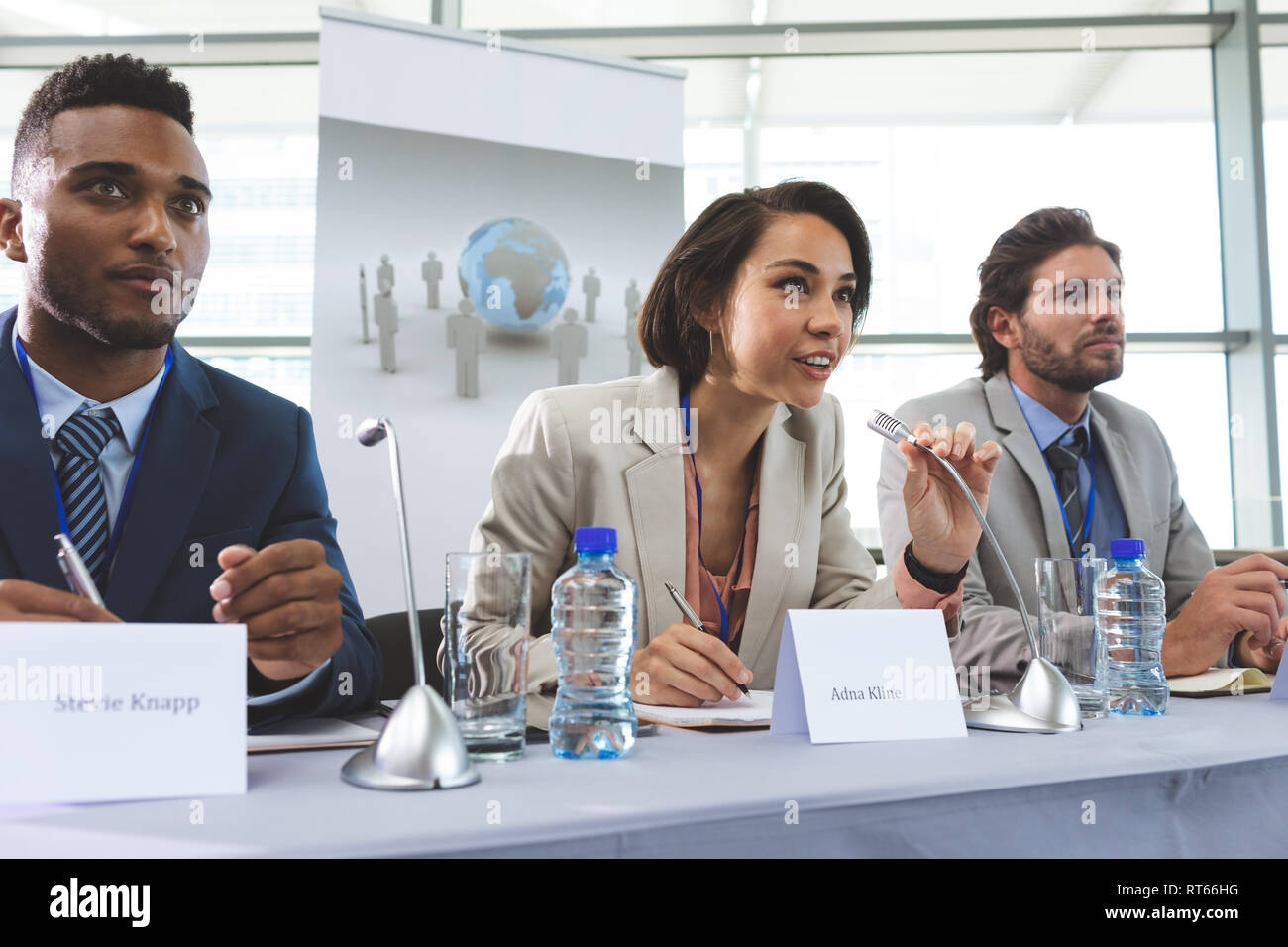 People sitting table hi-res stock photography and images - Alamy