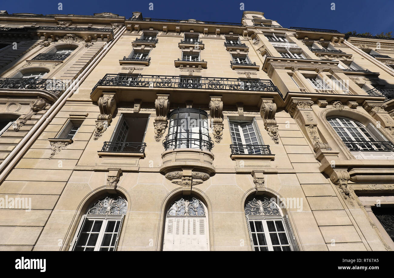 The traditional facade of Parisian building, France Stock Photo - Alamy