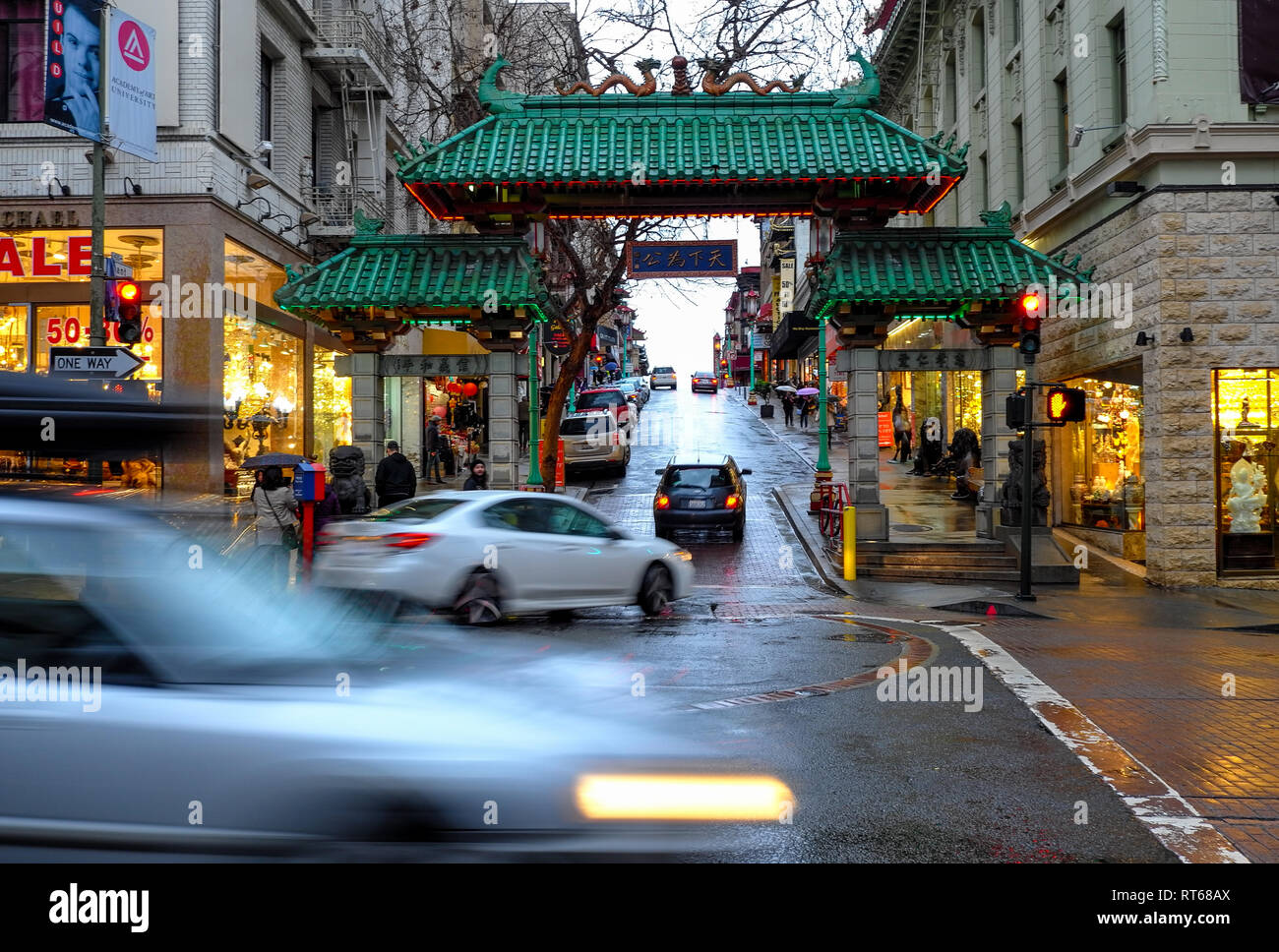San francisco chinatown dragon gate hi-res stock photography and images ...