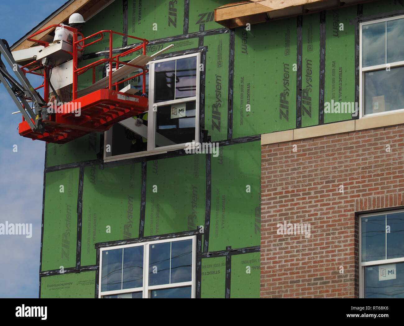 Working on areial lift hi-res stock photography and images - Alamy