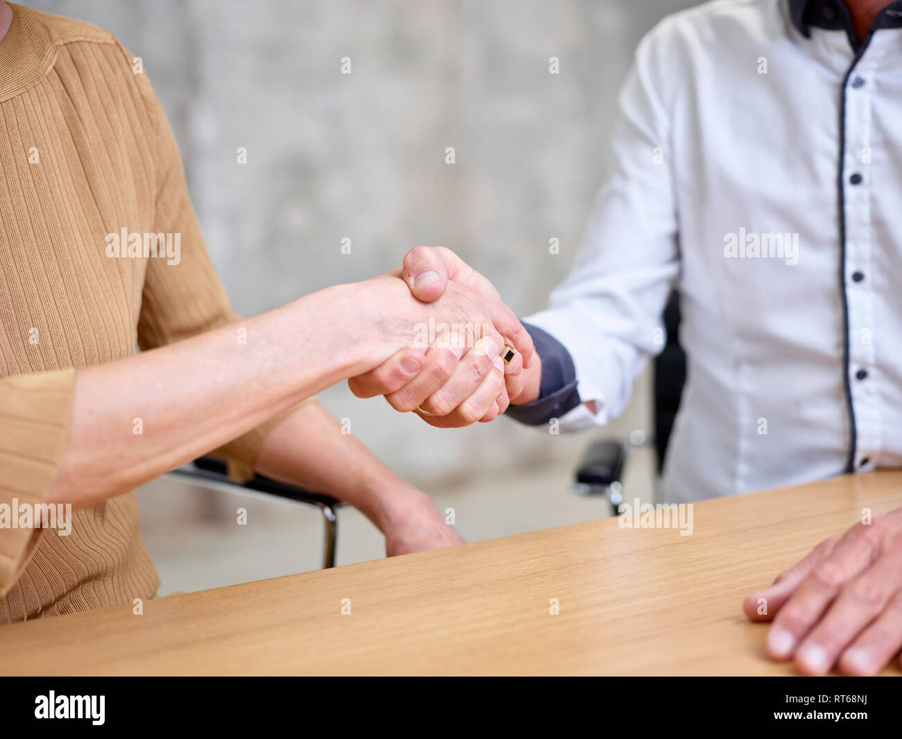 Hands shake women hi-res stock photography and images - Alamy