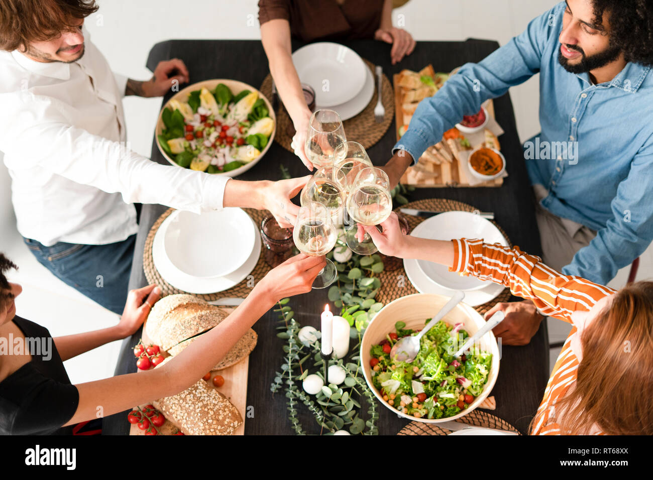 Friends having dinner party hi-res stock photography and images - Alamy