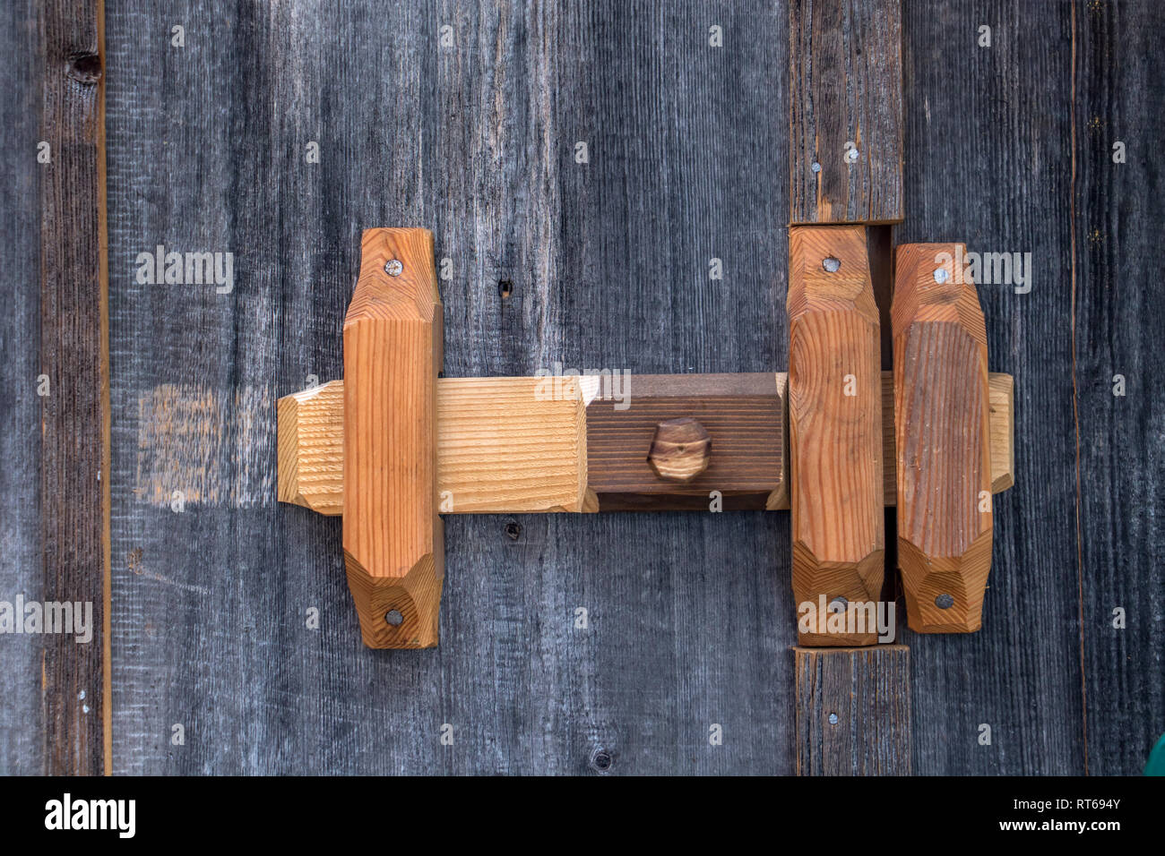 A wooden Latch lock on the door, close up Stock Photo - Alamy