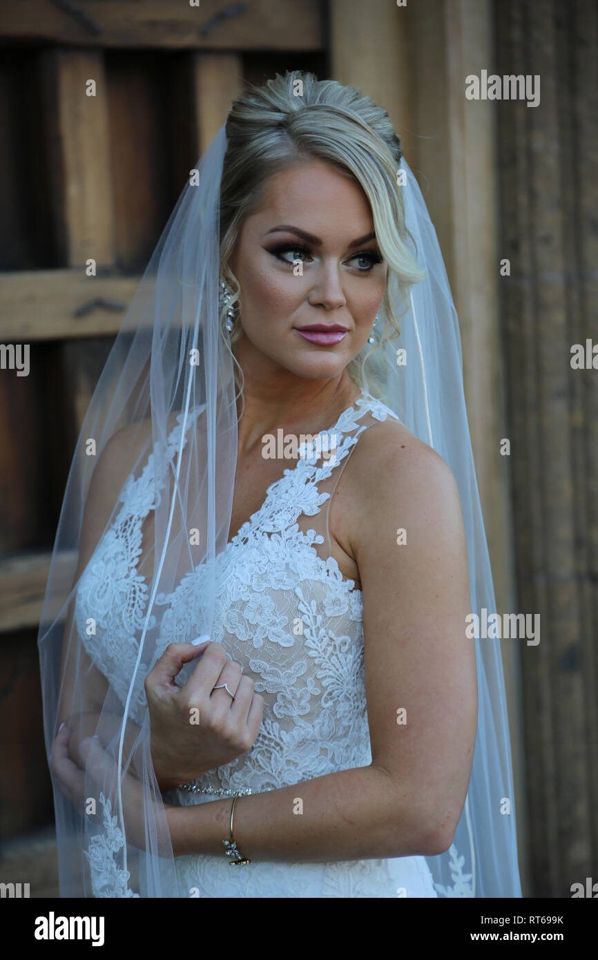 beautiful bride posing with flower bouquet Stock Photo - Alamy