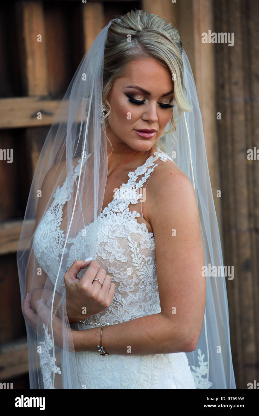 beautiful bride posing with flower bouquet Stock Photo - Alamy