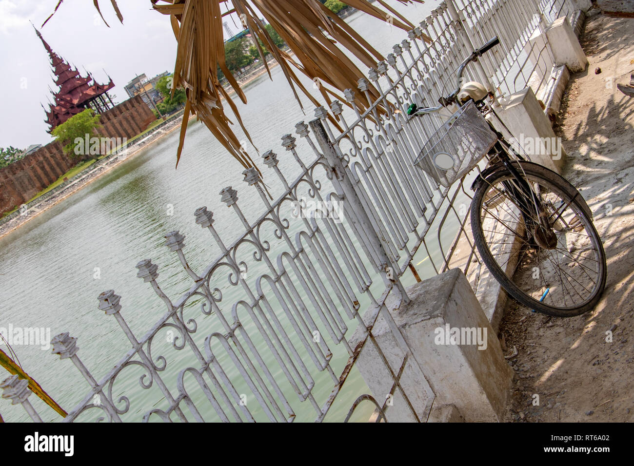 Lean on railing hi-res stock photography and images - Alamy