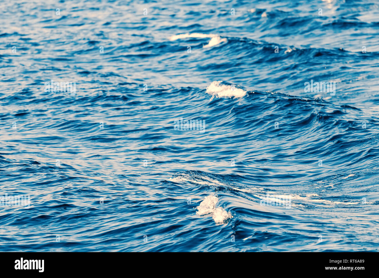 Waves behind a boat, Patterns of waves in water Stock Photo - Alamy