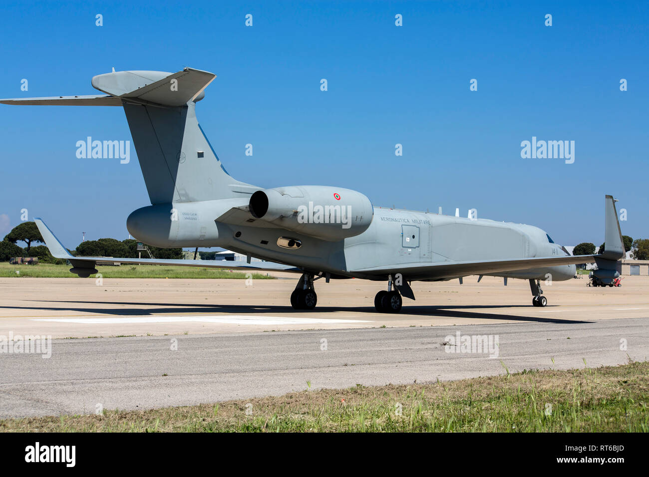 A Gulfstream G550 CAEW aircraft of the Italian Air Force Stock Photo ...