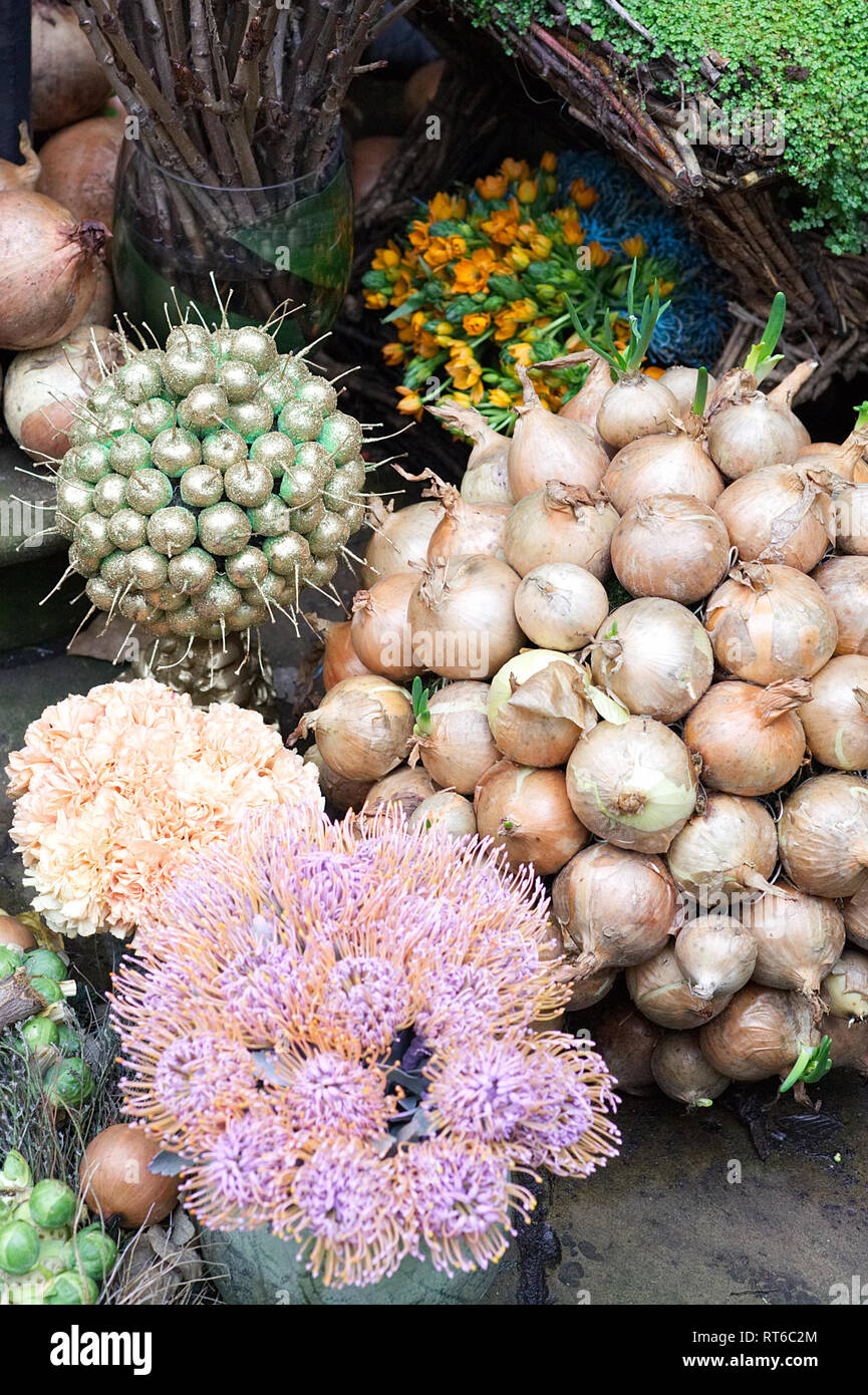 Floral and onion display hi-res stock photography and images - Alamy