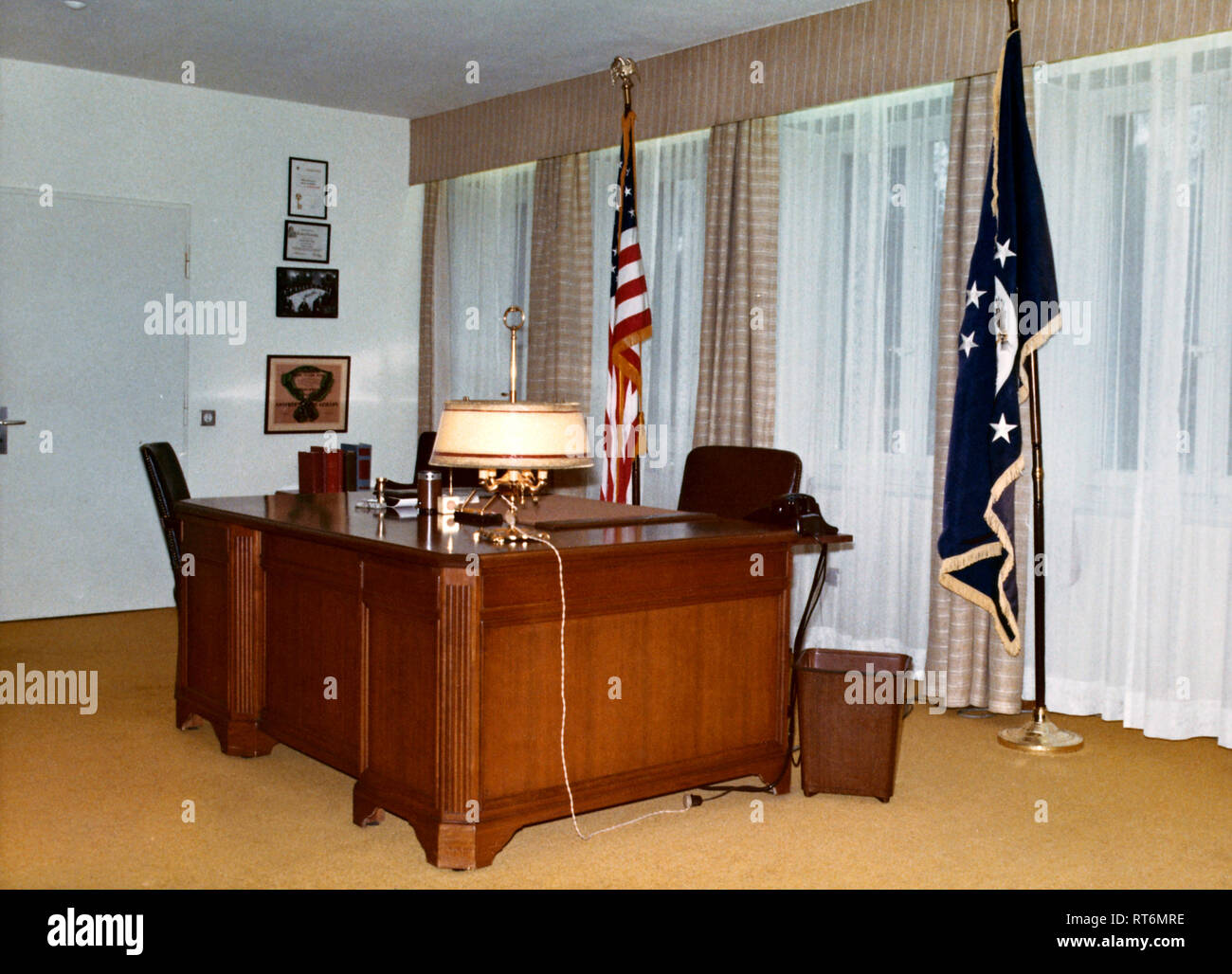 Offical u s diplomat office hi-res stock photography and images - Alamy