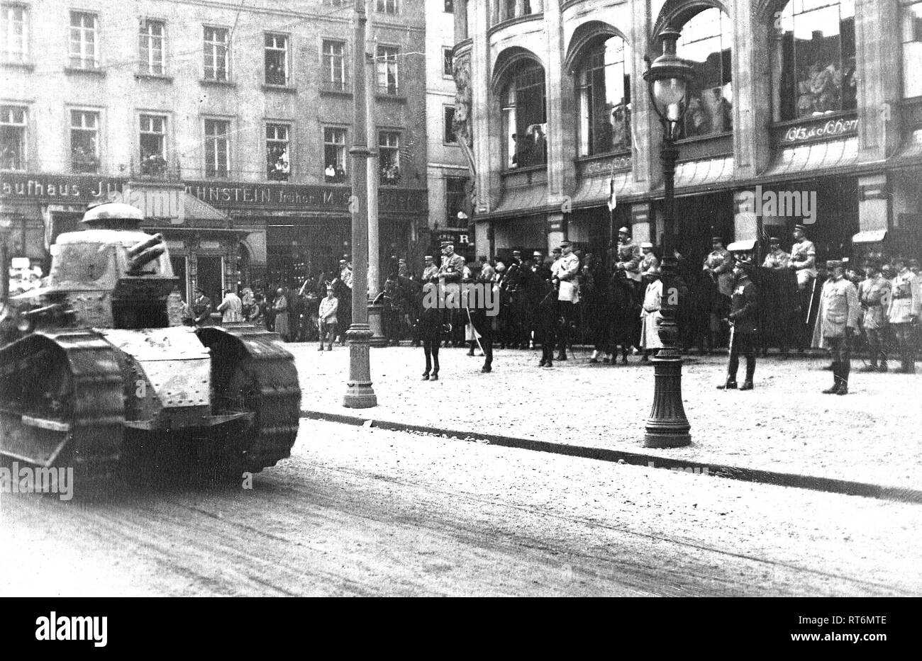 Parade with tanks hi-res stock photography and images - Alamy