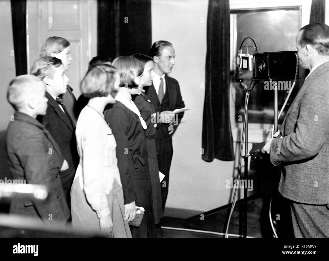 Radio programme hi-res stock photography and images - Alamy