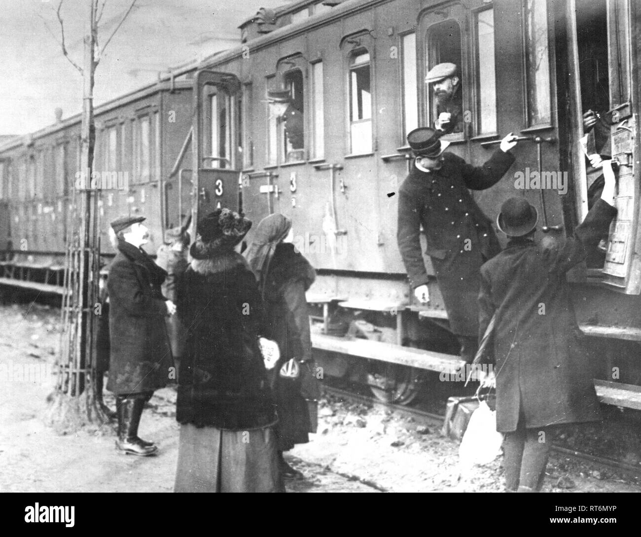 Armistice - German trains in use in Belgium. Locomotives and coaches ...
