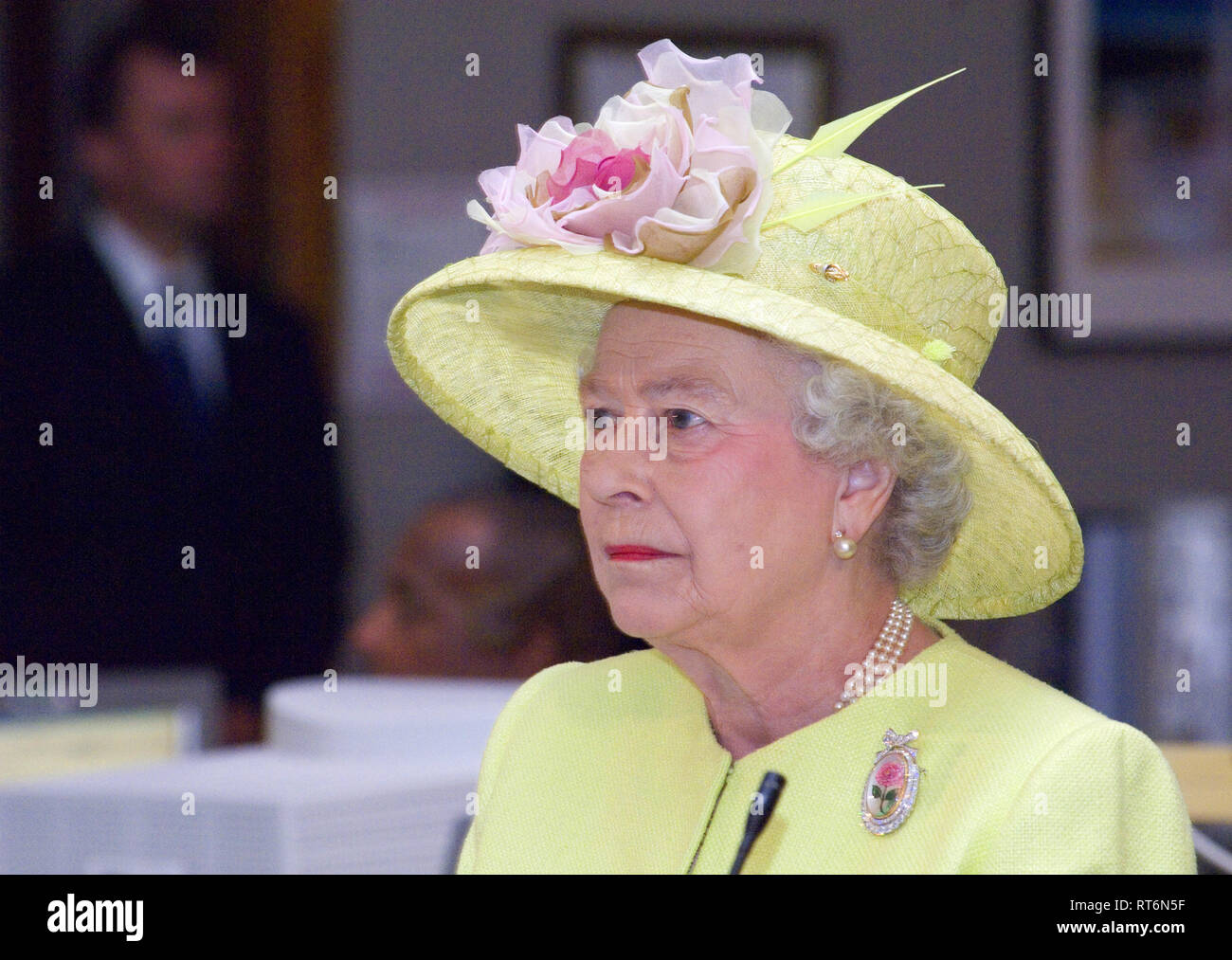 Queen elizabeth yellow blazer hi-res stock photography and images - Alamy