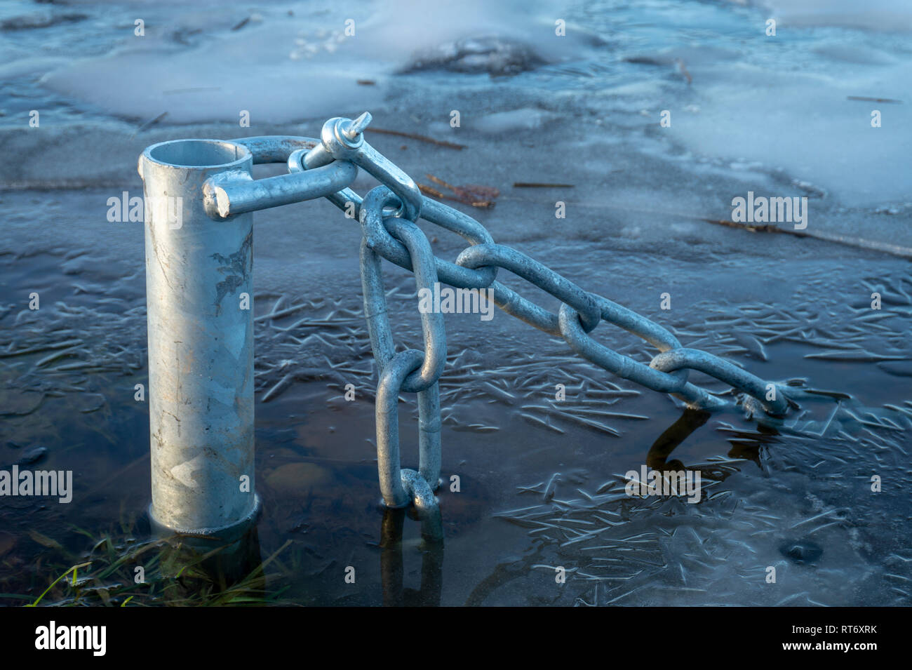 Anchor chain underwater hi-res stock photography and images - Alamy