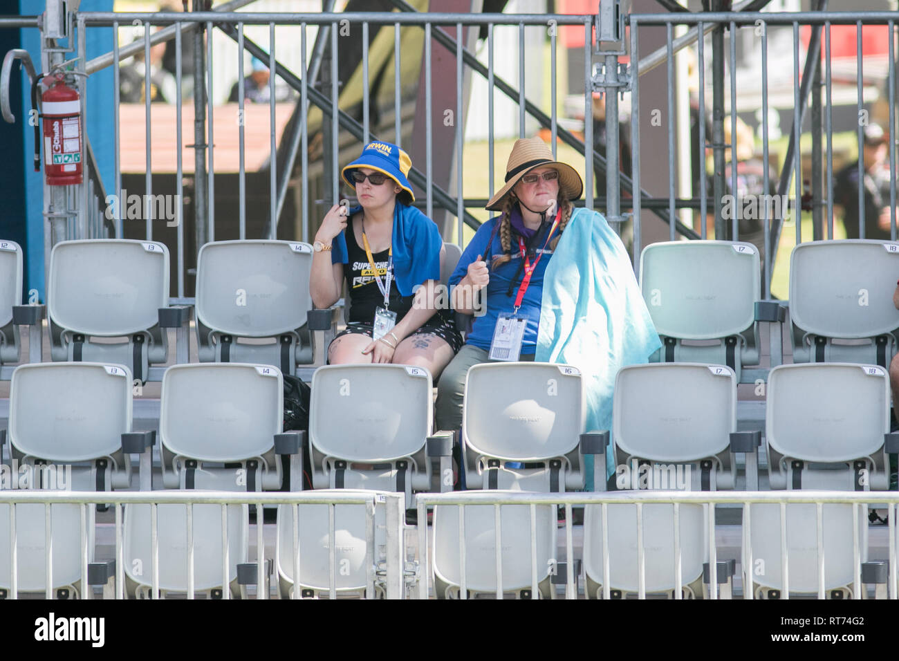 Large crowd people sitting shade hi-res stock photography and images ...