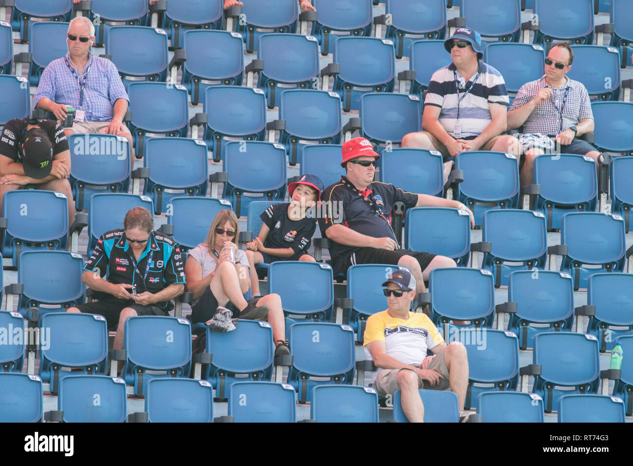 Large crowd people sitting shade hi-res stock photography and images ...