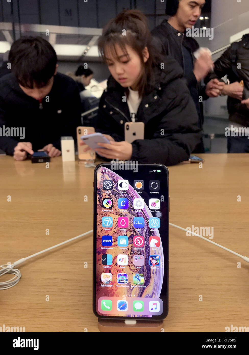 December 11, 2018 - Beijing, China - Chinese shop for new iPhones and ...