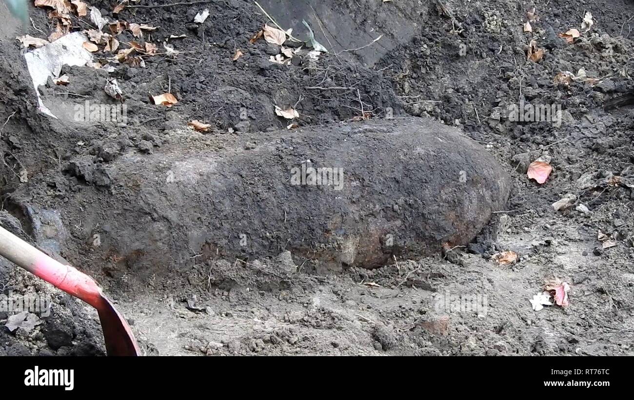 Hamburg, Germany. 28th Feb, 2019. A 500-pound dud is lying in the ...