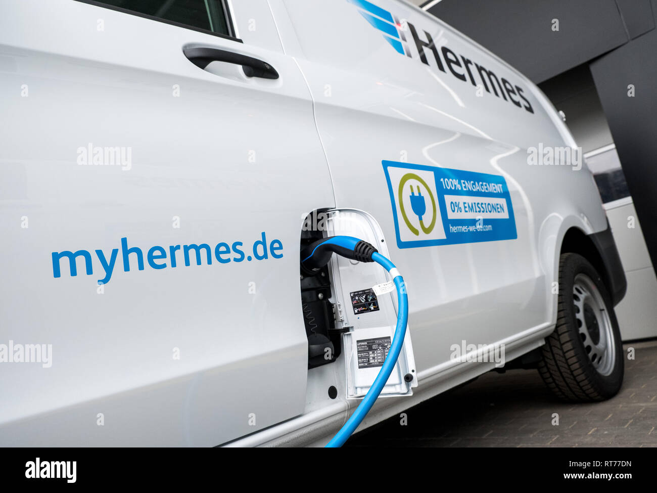 Hermes delivery van hi-res stock photography and images - Alamy