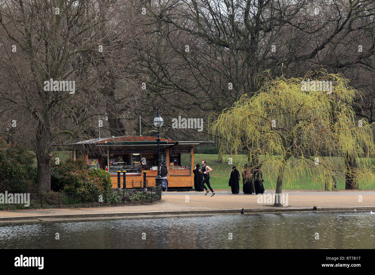 London, UK. 28th Feb, 2019. Hyde park near the Serpentine in the rain ...