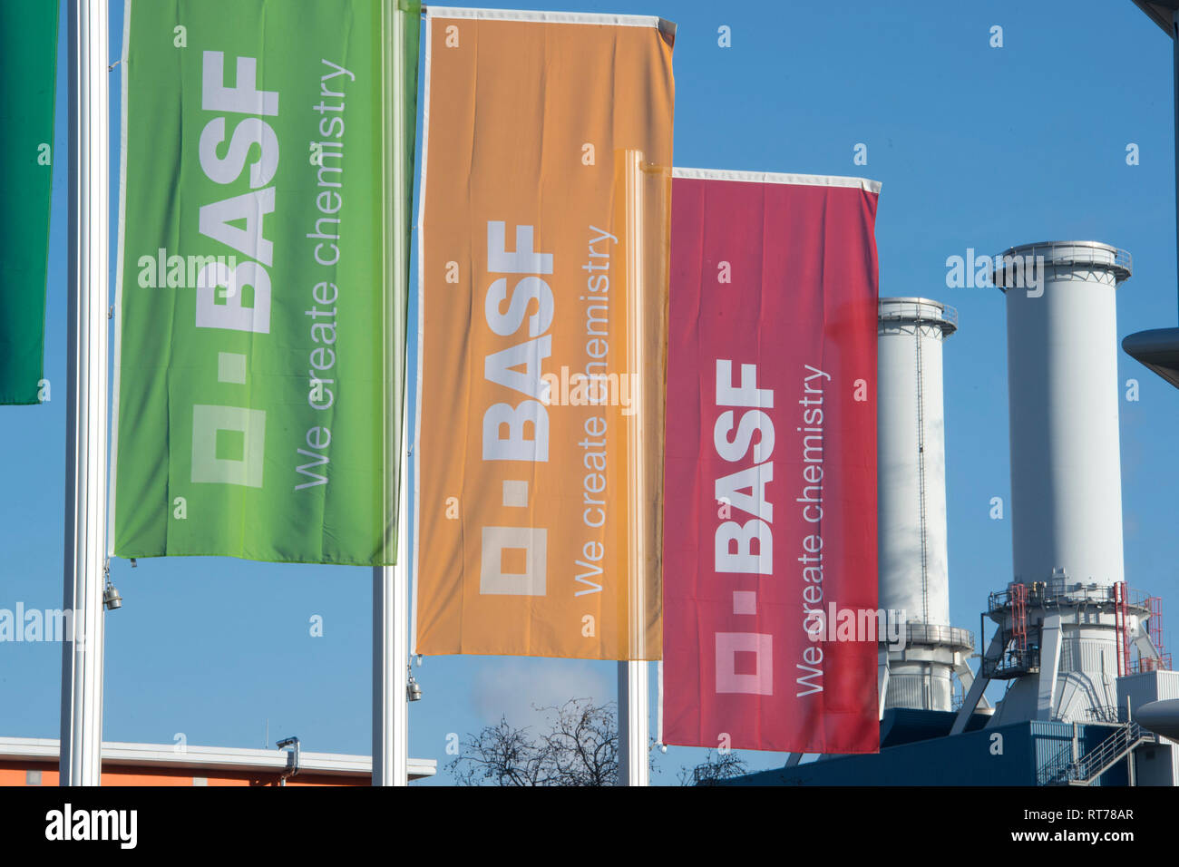 Ludwigshafen, Deutschland. 26th Feb, 2019. Flags with the BASF logo in ...