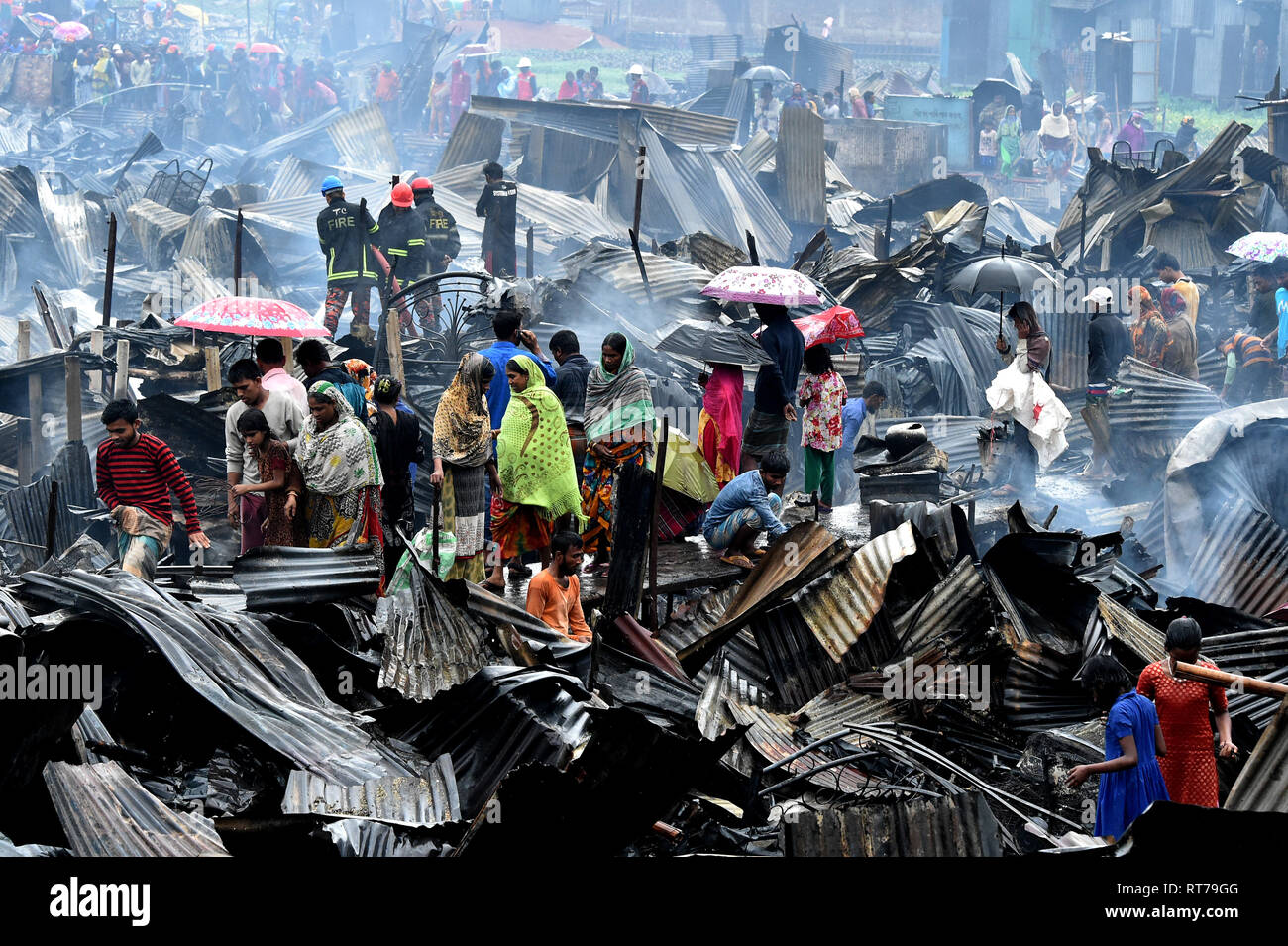 Dhaka, Bangladesh. 28th Feb, 2019. Dwellers wander on the ruins after a fire destroying some 150 ...