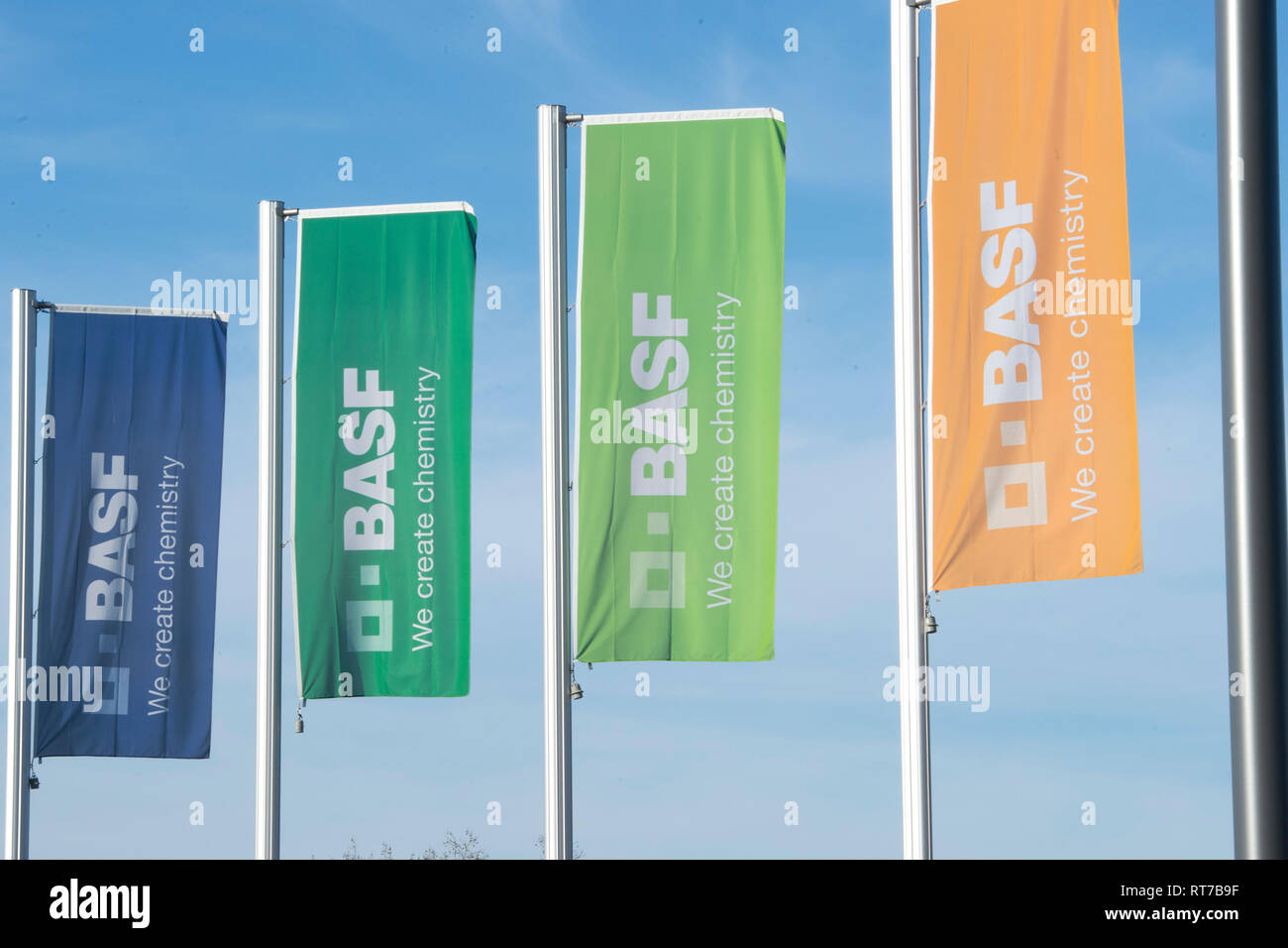 Ludwigshafen, Deutschland. 26th Feb, 2019. Flags with the BASF logo in ...