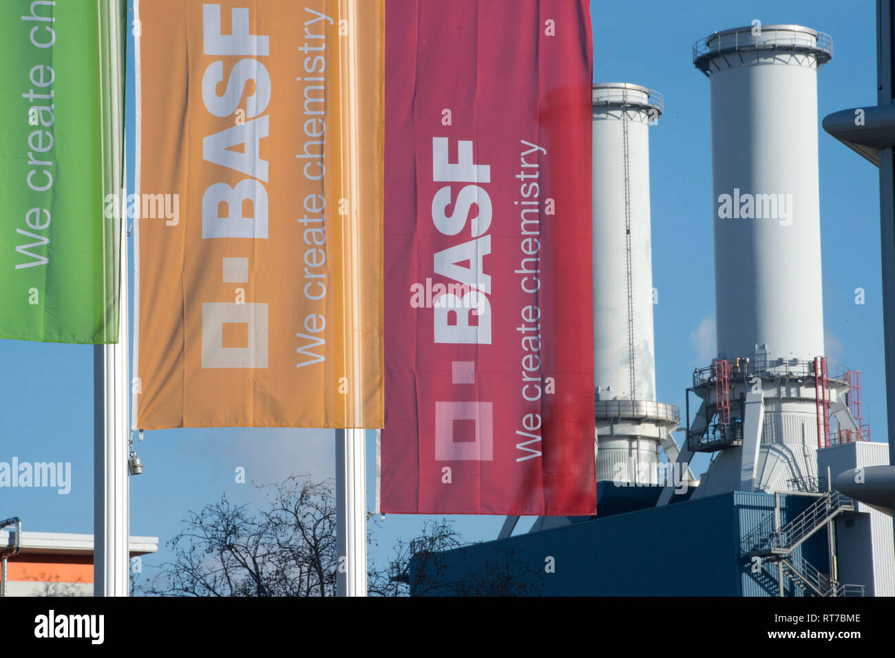 Ludwigshafen, Deutschland. 26th Feb, 2019. Flags with the BASF logo in ...
