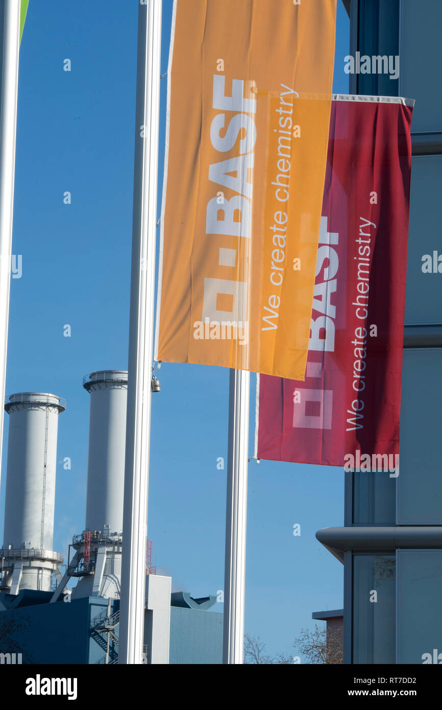 Ludwigshafen, Deutschland. 26th Feb, 2019. Flags with the BASF logo in ...
