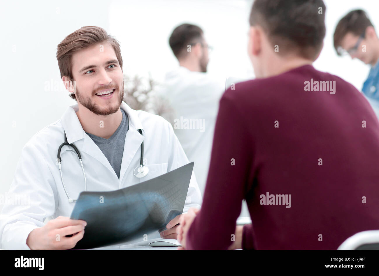 doctors discuss with the patient the x-ray Stock Photo - Alamy
