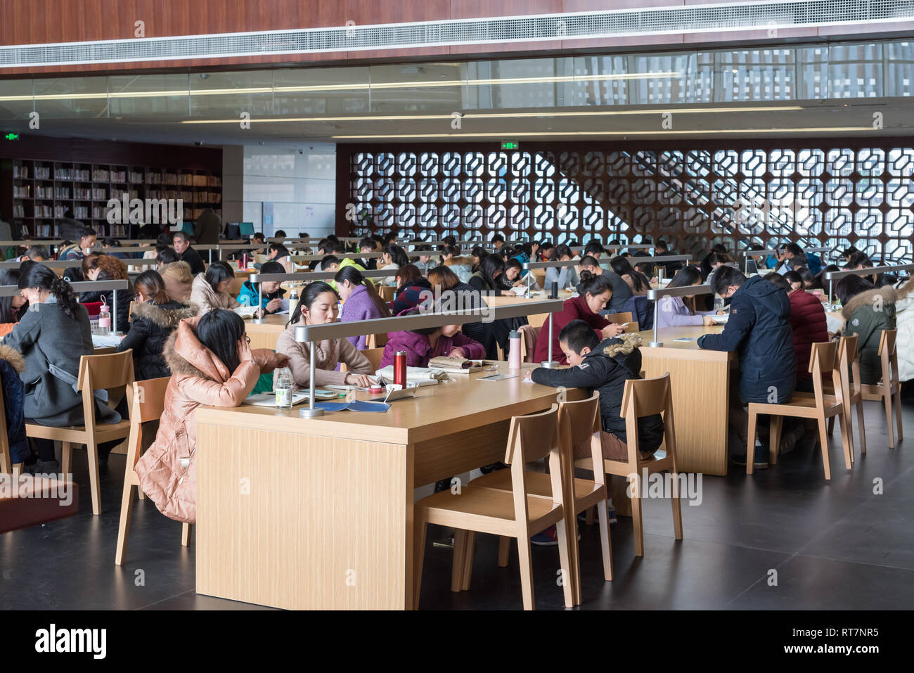 China library reading hi-res stock photography and images - Alamy