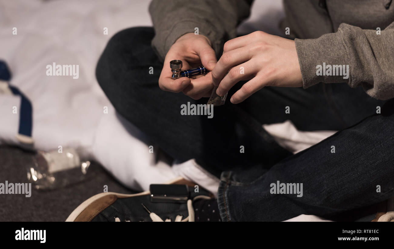 Man holding metal pipe hi-res stock photography and images - Alamy