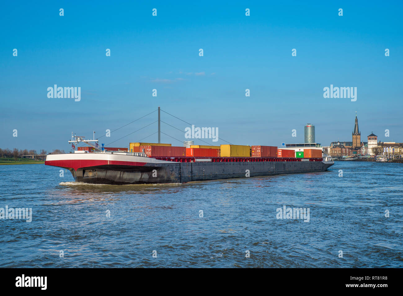 Ship transporting containers hi-res stock photography and images - Alamy
