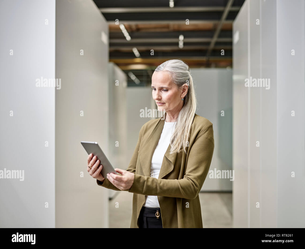 Tablet business office hi-res stock photography and images - Alamy