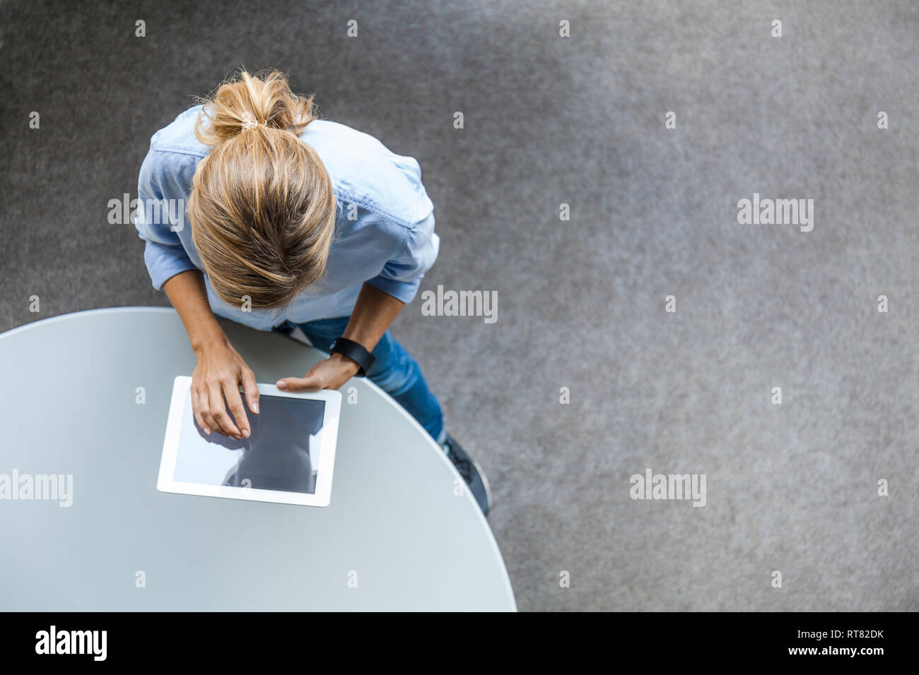 Table top view woman hi-res stock photography and images - Alamy
