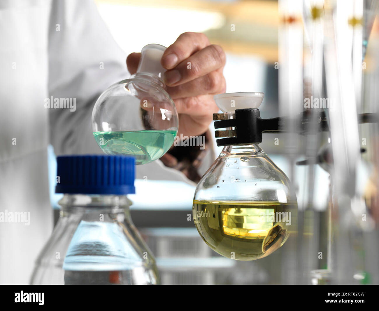 Retort flask hi-res stock photography and images - Alamy