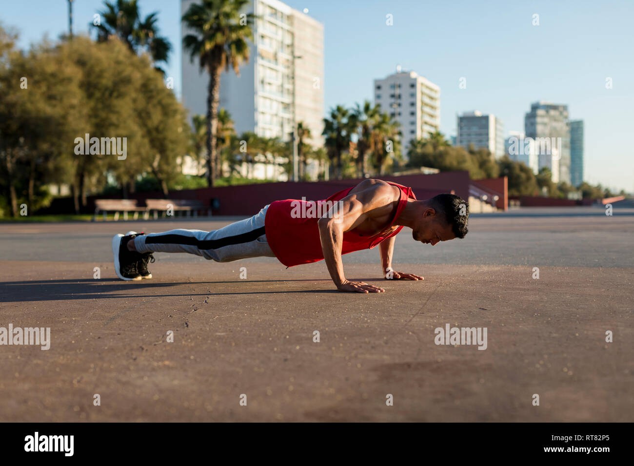 Muscular man doing pushups in the city Stock Photo - Alamy