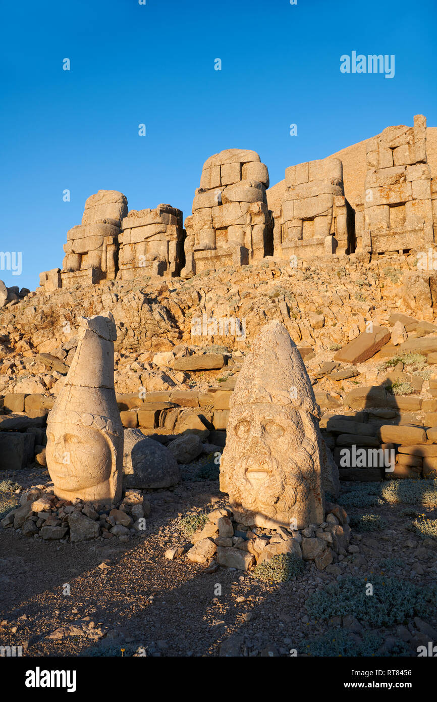 Statue heads, from right, Herekles & Apollo with headless seated ...