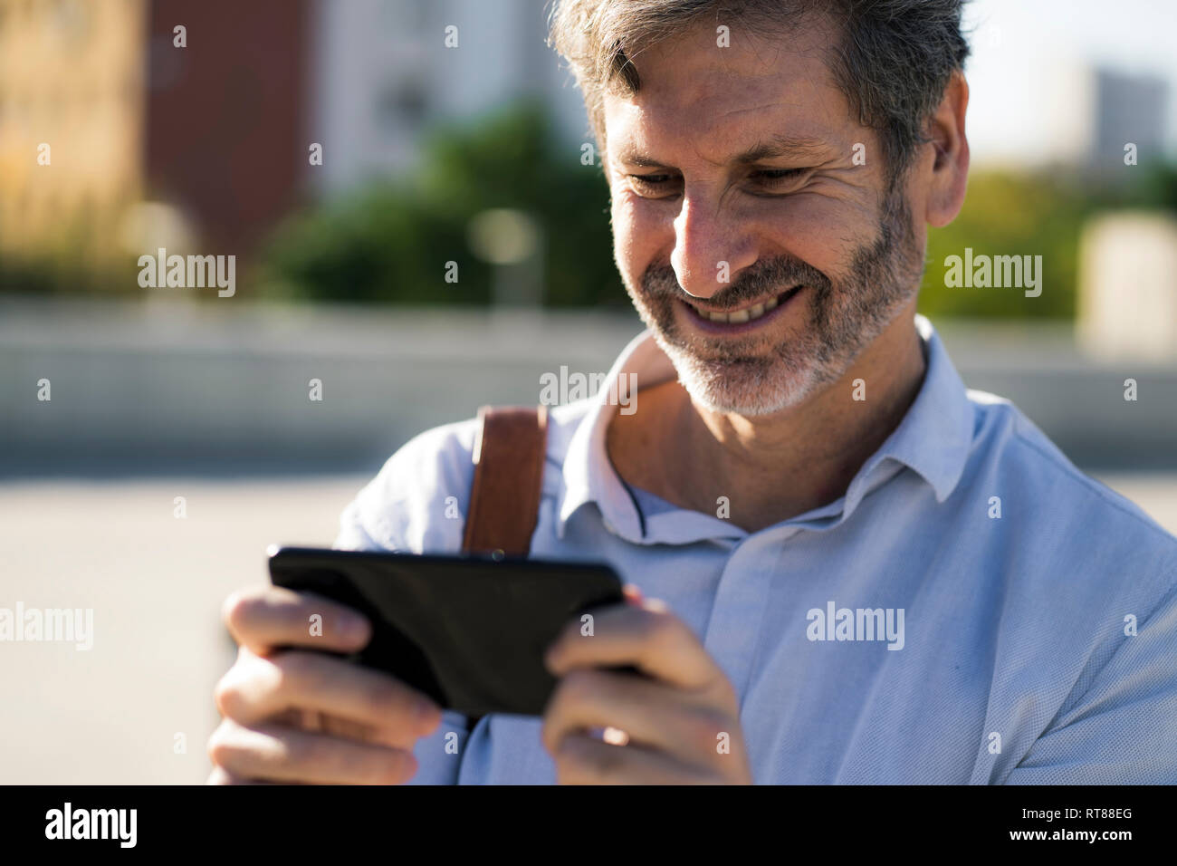 Man looking up from phone hi-res stock photography and images - Alamy