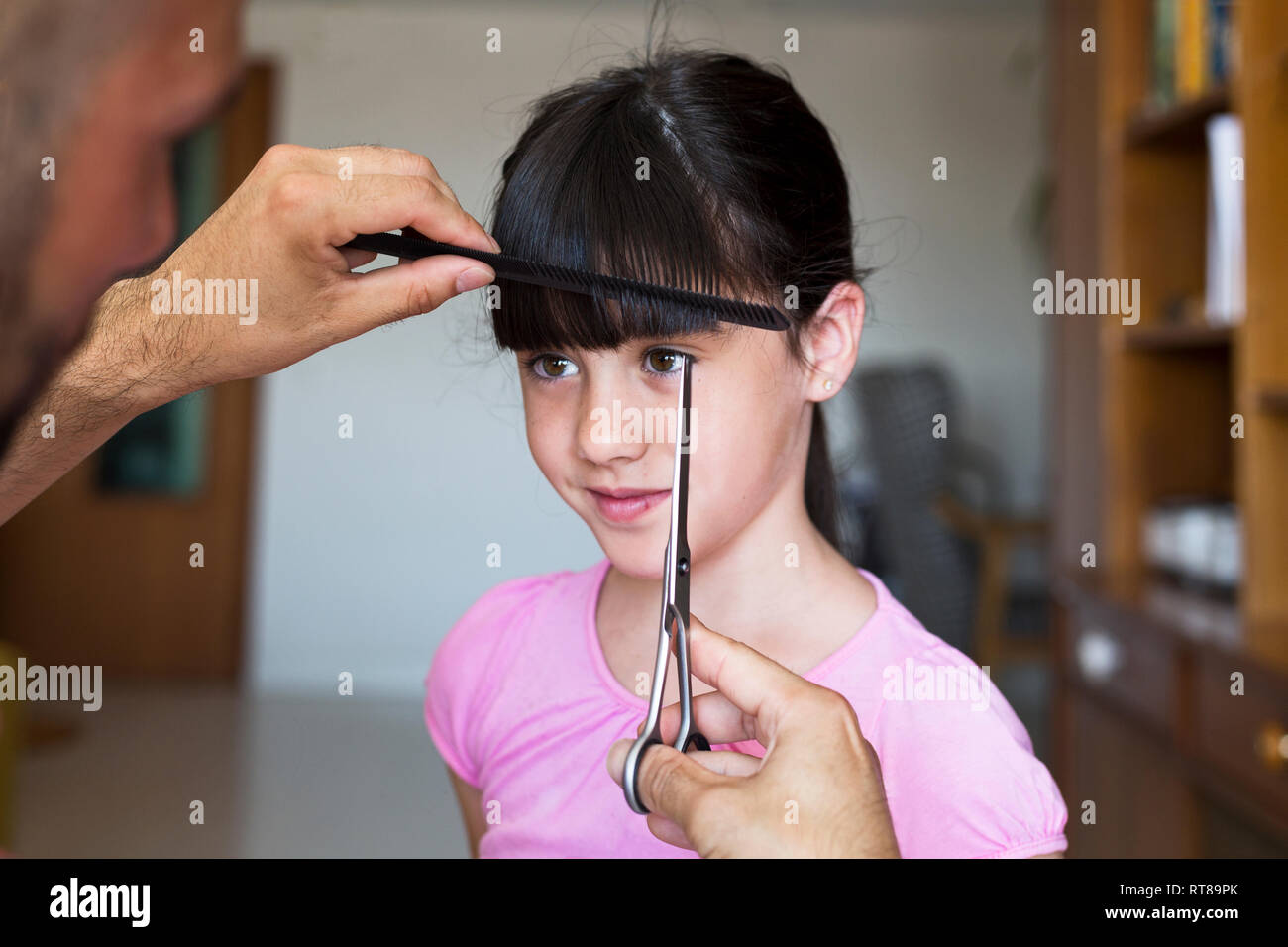 Father cutting daughter's hair at home Stock Photo - Alamy