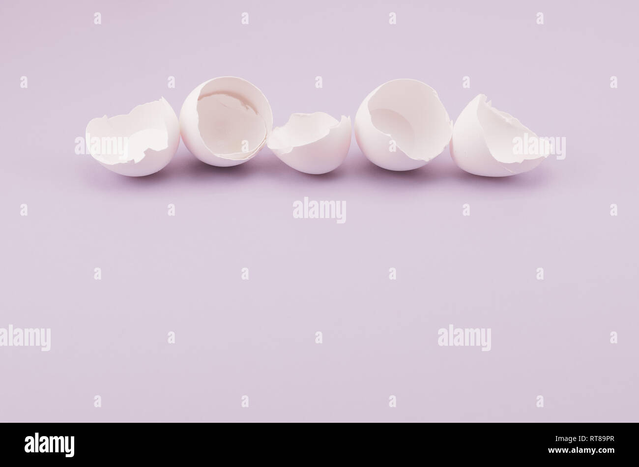 white empty broken egg shells backdrop Stock Photo - Alamy