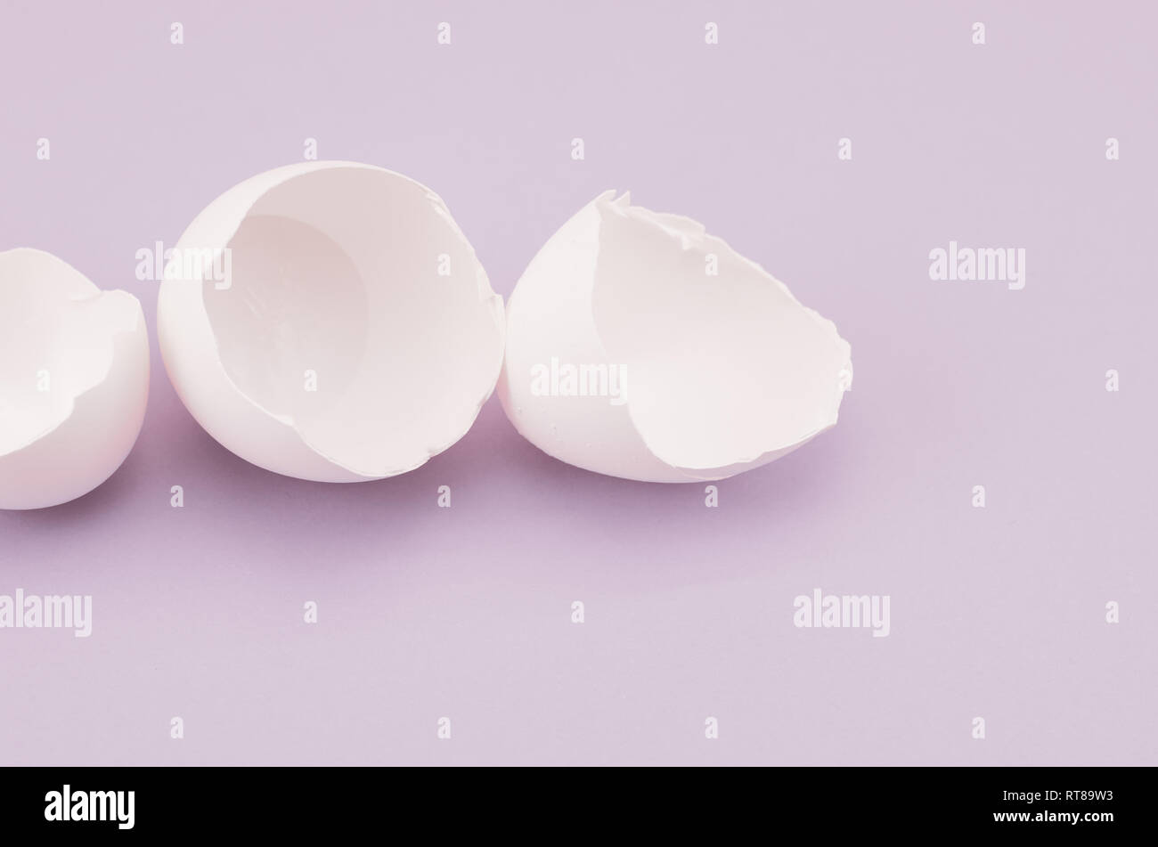 white empty broken egg shells backdrop Stock Photo - Alamy