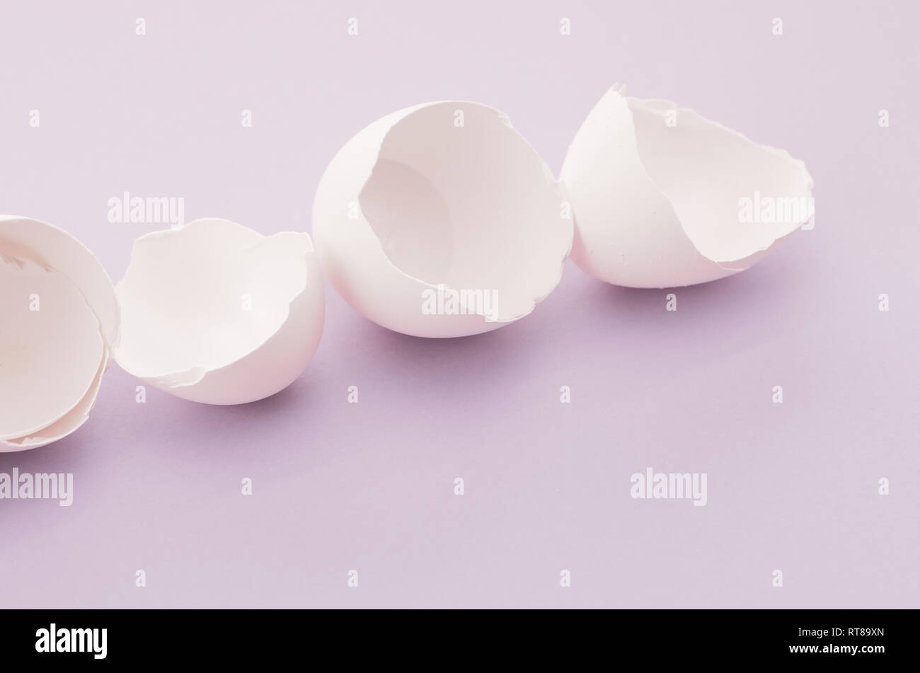 white empty broken egg shells backdrop Stock Photo - Alamy